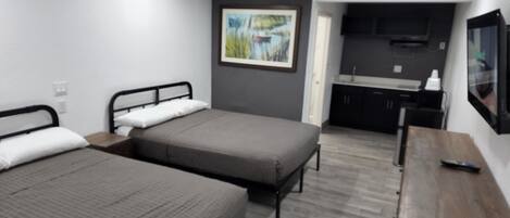 Quarto, 2 camas Queen, para não fumantes (Efficiency) | Individualmente decorados, individualmente mobiliados, Wi-Fi de cortesia