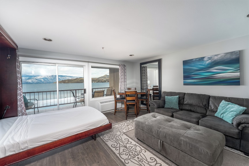 Grandview 205 - Luxury Waterfront Condo - Washington