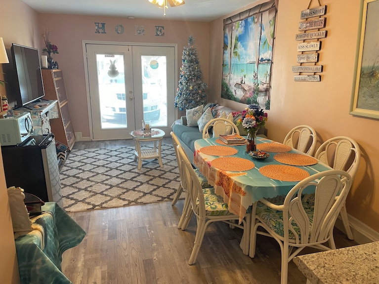 Private Cozy Bedroom With On Suite Living Room - Panama City, FL