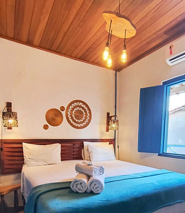 Quarto casal exclusivo | Frigobar, ferros/tábuas de passar roupa, Wi-Fi de cortesia