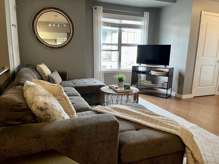 Modern Luxurious 2 Br Condo + Pool + Hot Tub + Games Room + Gym - Saskatchewan