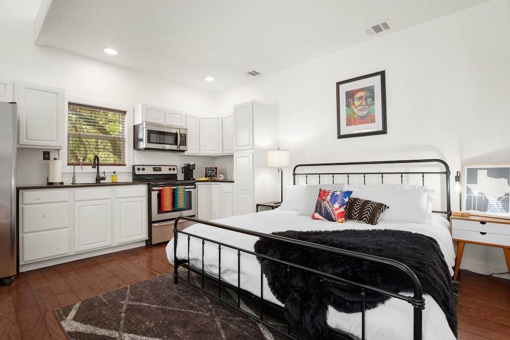 Stylish Themed Cabin W/hot Tub, Gym, Sauna, And Cold Plunge - Lakeway, TX