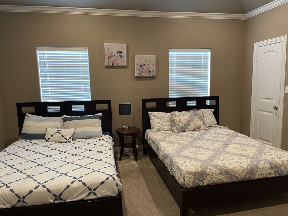 Beautiful 8.5 Acres Farm House With Sunroom And Basketball Court - Texas
