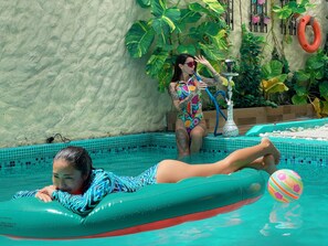 Piscina interna, espreguiçadeiras