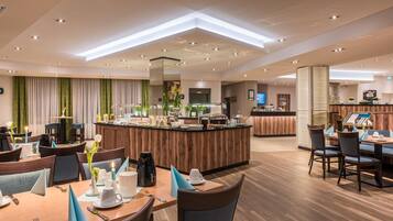 Pequeno-almoço tipo buffet nos dias úteis (12 EUR por pessoa)