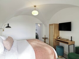 Suíte, 2 quartos, vista para a piscina | Frigobar, escrivaninha, quartos à prova de som, Wi-Fi de cortesia