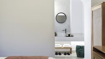 Quarto casal, vista para o jardim | Banheiro | Chuveiro, chuveiro com efeito de chuva, produtos de toalete grátis