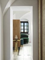 Suíte, 2 quartos, vista para a piscina | Frigobar, escrivaninha, quartos à prova de som, Wi-Fi de cortesia