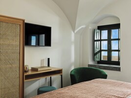 Suite, 2 quartos, vista para a piscina | Minibar, secretária, quartos insonorizados, Wi-fi grátis 