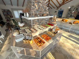 Pequeno-almoço tipo buffet diário incluído