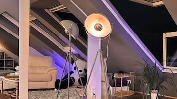 Loft superluxo, 1 cama Queen e sofá-cama | Sala de estar | TV LED, console de videogame, Netflix, dock para iPod