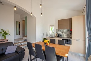 Apartamento família, varanda, vista para o mar | Cozinha privada | Geladeira, cafeteira/chaleira, chaleira elétrica, torradeira