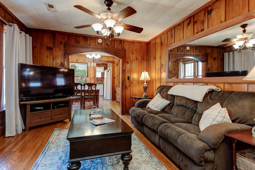 Cozy Stay Near Brevard: Hot Tub & Creek Views - Lake Jocassee