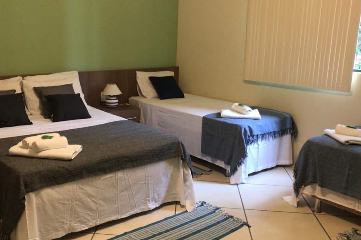 Quarto básico | Escrivaninha, Wi-Fi, roupa de cama