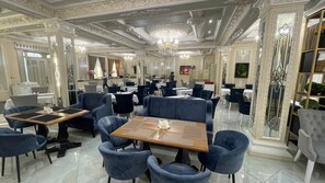 Café da manhã com buffet grátis todos os dias