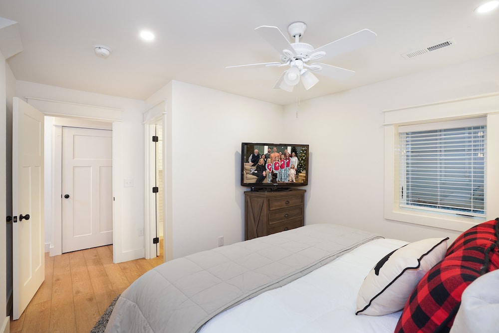 5* Downtown Gatlinburg ~ 2 Kings 1 Queen ~ 3 Baths ~ Walk Everywhere ~ Pool - Gatlinburg, TN
