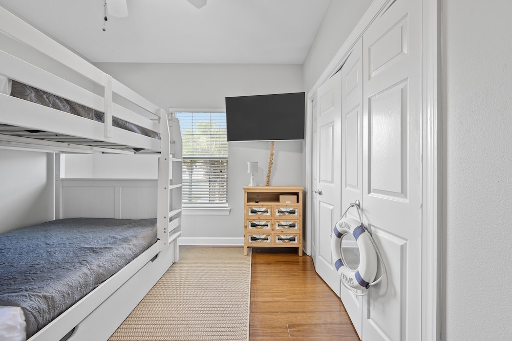 Walking Distance To Beach! Beautiful Beach Getaway - Miramar Beach, FL