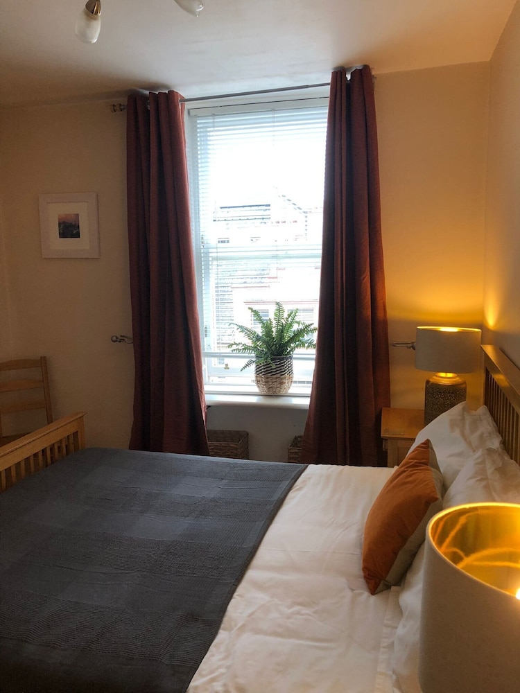 Lovely One-bedroom Apartment Just A Few Yards Off Edinburgh’s Famous Royal Mile. Sleeps 2. - Edinburgh