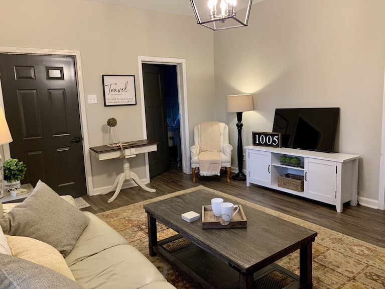 Newly Renovated And Ideally Located Near Campus And Downtown. High Speed Wifi - Champaign, IL