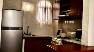 Villa Comfort | Cozinha privada | Um micro-ondas, utensílios de cozinha, Congelador, Rolo de cozinha