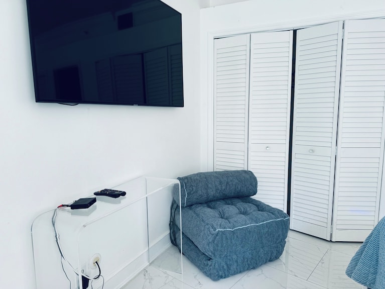 Nice 2 Bedroom On Ocean Dr View Jacuzzi - Miami Beach, FL