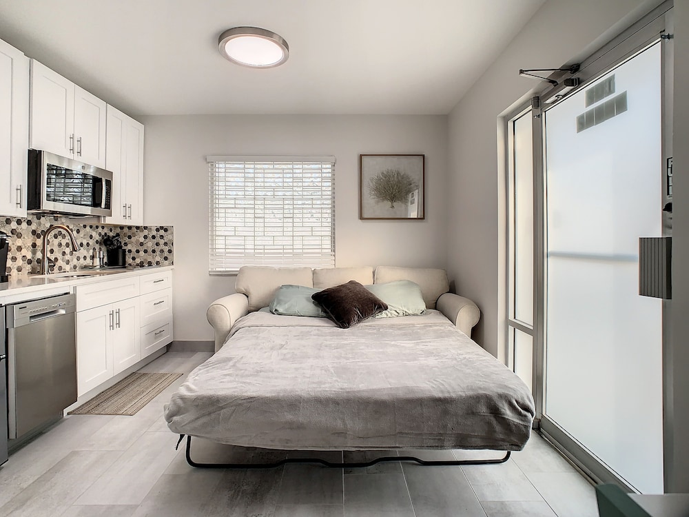 Steps From The Beach! Amazing Location, Newly Renovated. Unit 2. - Indian Rocks Beach, FL
