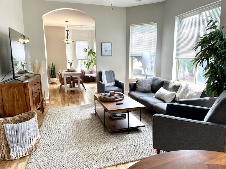 Schlitz Castle: Huge 5br/4ba Sleeps 12 W/ Double Kitchens & Living Rooms - Milwaukee, WI