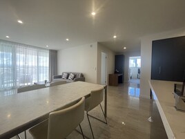 Apartamento Premium, 2 quartos, varanda, vista para o parque | Sala de estar | Smart TV de 55 polegadas com canais digitais, televisor 