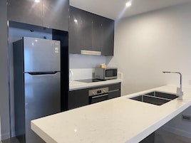 Apartamento Signature, 2 quartos, varanda, Vista para a cidade | Cozinha privada | Um frigorífico/congelador grande, um micro-ondas, um forno