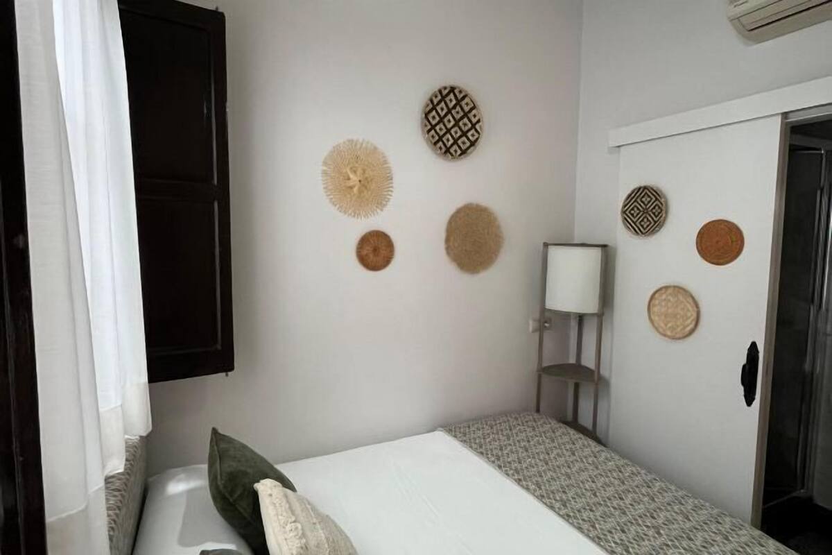 Edredões de penas, cofre no quarto, cortinas/cortinados opacos 
