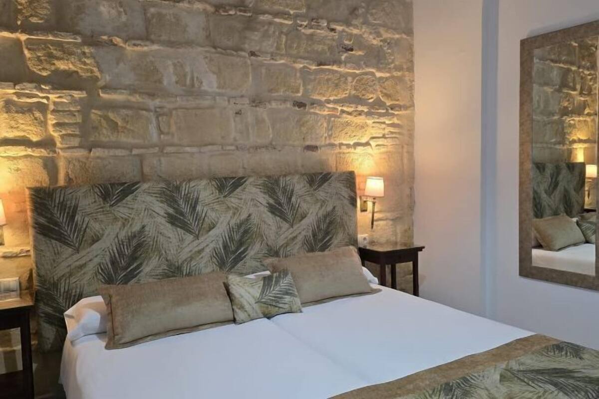 Edredões de penas, cofre no quarto, cortinas/cortinados opacos 