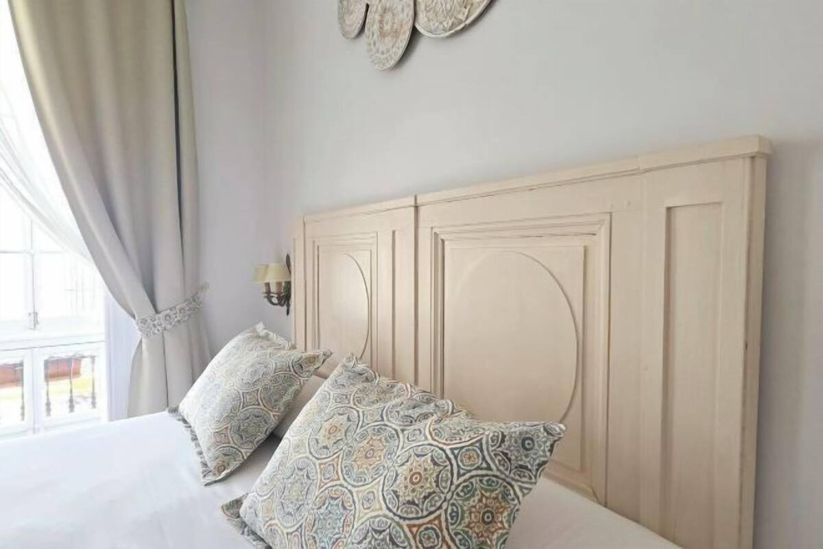 Edredões de penas, cofre no quarto, cortinas/cortinados opacos 