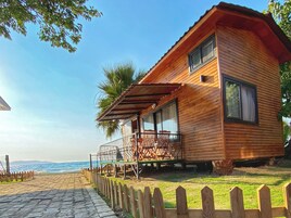 Bungalow Deluxe, lareira, em frente à praia | Secretária, secretária adequada para computadores portáteis