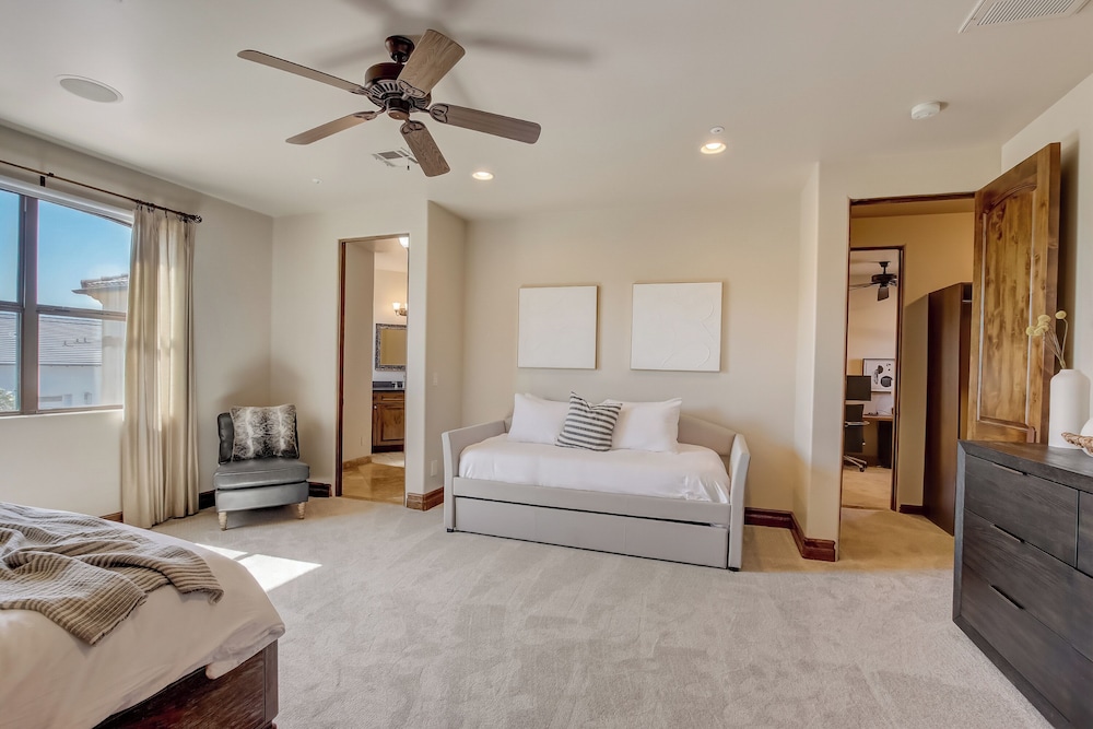 Mountain View Retreat By Luxekey W/ Pool, Game Room, Guest House & Theater Room - Phoenix, AZ
