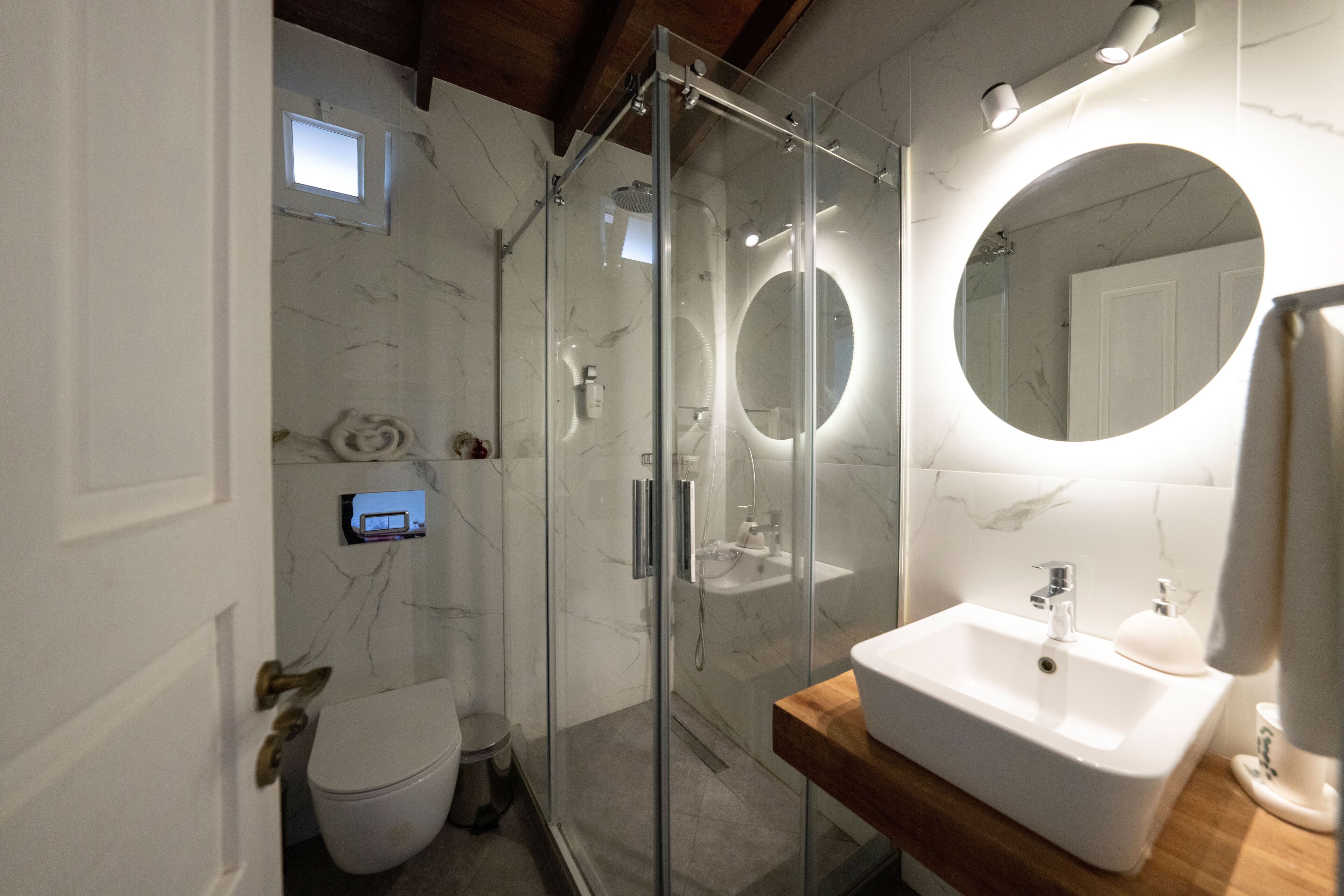 Quarto Deluxe | Casa de banho | Um polibã, um chuveiro de hidromassagem, um secador de cabelo 