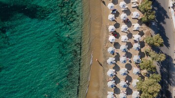 Espreguiçadeiras, guarda-sóis de praia, toalhas de praia