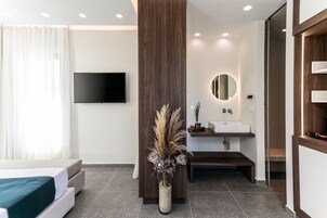Quarto Duplo Deluxe | Roupa de alta qualidade, minibar, cofre no quarto, secretária