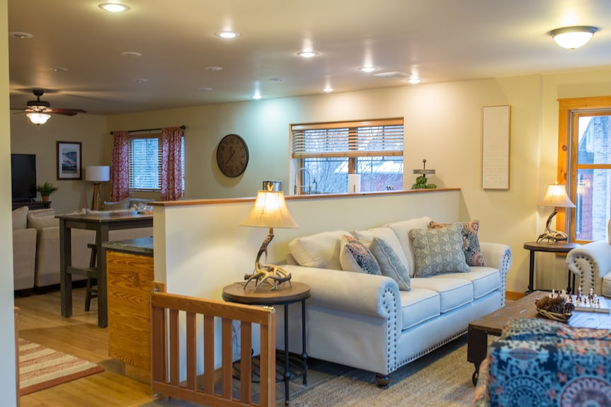 Beautiful 2-bedroom With Private Outdoor Space. 5min Walk To Main Street. - 사라낙 레이크