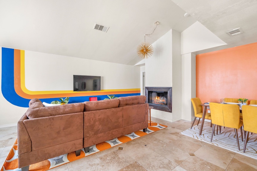 Dallas Retro House | King Bed & Backyard - Dalat