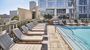 Uma área de piscina no terraço com espreguiçadeiras e uma piscina.
