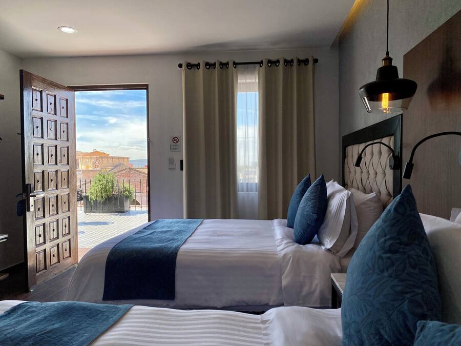 Quarto Duplo Deluxe | Cofre no quarto, secretária