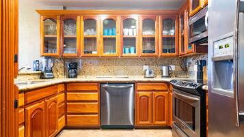 Villa de Luxo | Cozinha privada | Um frigorífico/congelador grande, um micro-ondas, um forno