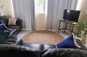 Apartamento clássico | Área de estar | Smart TV 48 polegadas com canais a cabo, TV