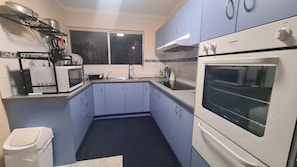 Apartamento superior | Cozinha privada | Geladeira, micro-ondas, fogão, cooktop