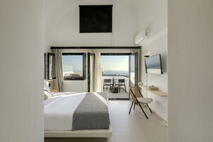 Quarto Superior, banheira de hidromassagem grande, vista para o mar | Sala de estar | Televisor de ecrã plano de 32 polegadas com canais por cabo, televisor 