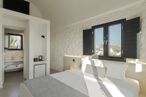Quarto Superior, banheira de hidromassagem grande, vista para o mar | Minibar, cofre no quarto
