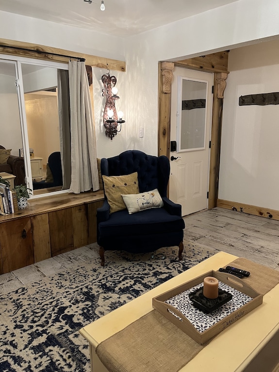 No Chores! / 8 Guests /⬇️Stairs /🦮🐈/Wi-fi/ Jacuzzi/ Easy Access - 헌츠빌