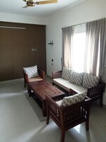 Apartamento Familiar | Sala de estar | Smart TV de 21 polegadas com canais via satélite, televisor 