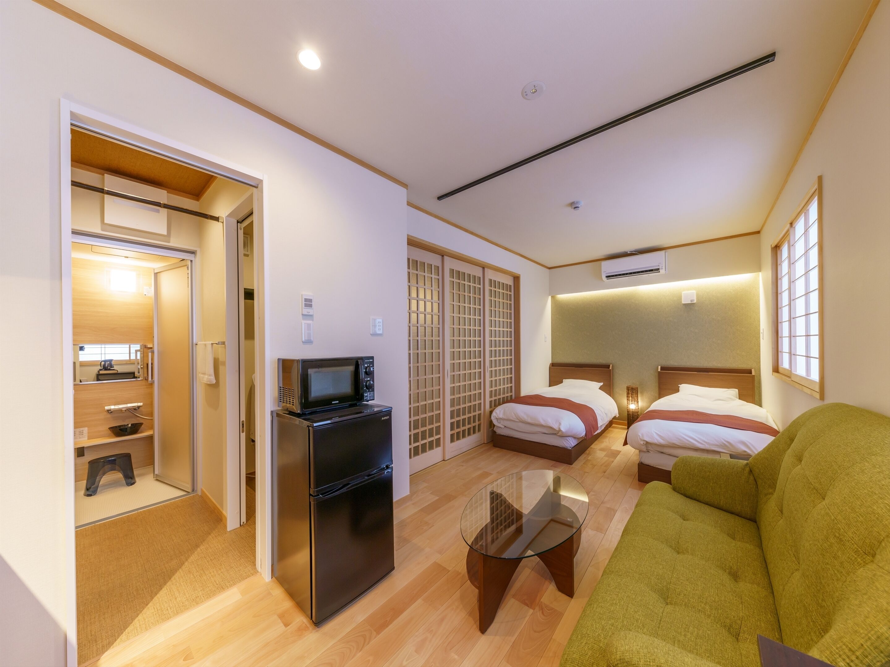 Apartamento Básico | Com decoração personalizada, com mobília individualizada, secretária 