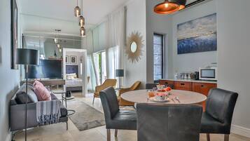 Apartamento (2 Bedrooms) | Sala de estar | Smart TV de 55 de polegadas com canais digitais, televisor, Netflix